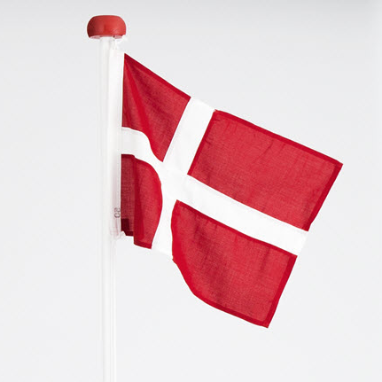 Dannebrog i størrelsen 38x50 cm som passer til en flagstang på 1.8 meter